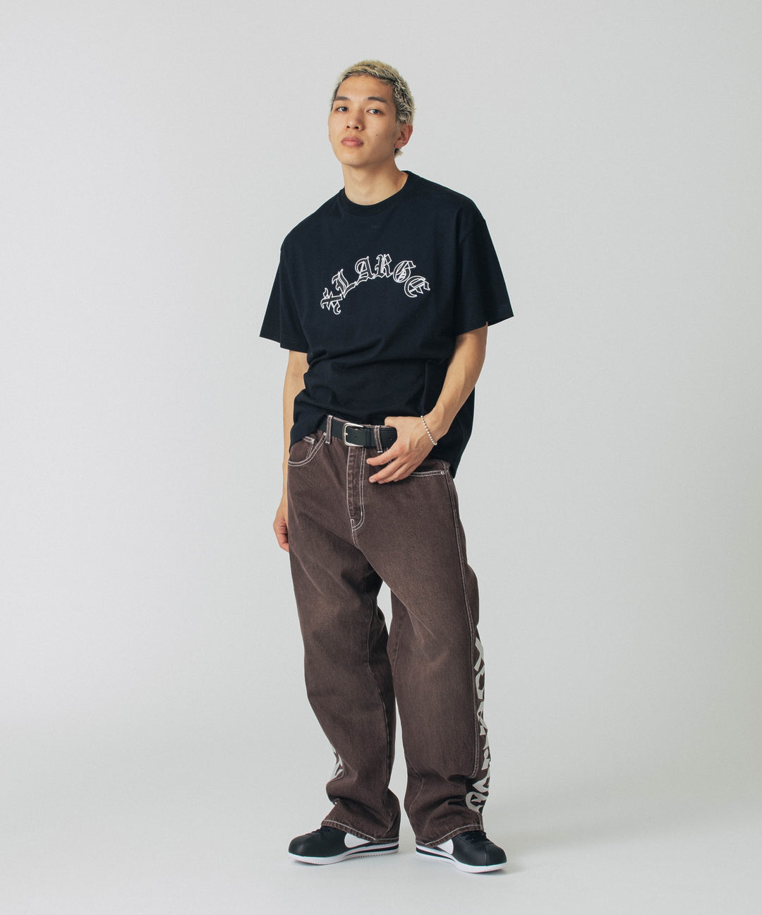 เสื้อยืดแขนสั้น XLARGE รุ่น Old English S/S Tee – Xlarge Thailand